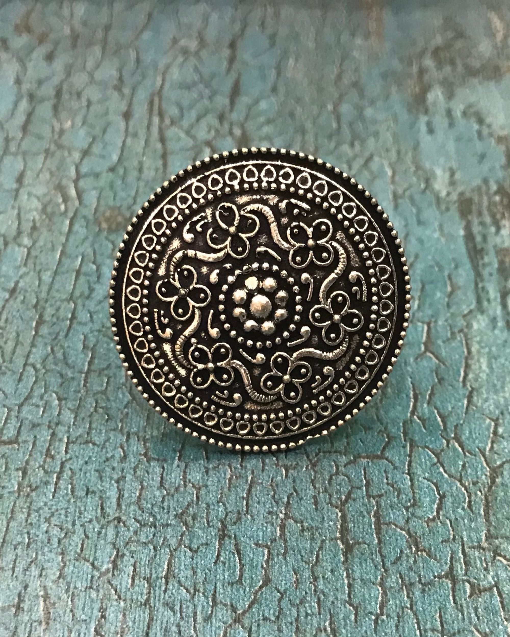 Floral engraved handcrafted ring by Tashee | The Secret Label